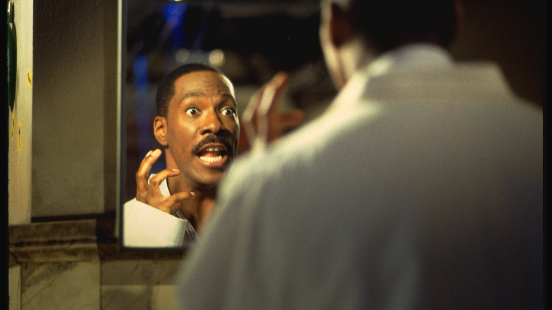 Eddie Murphy is komisch, ontroerend en onherkenbaar in The Nutty ...