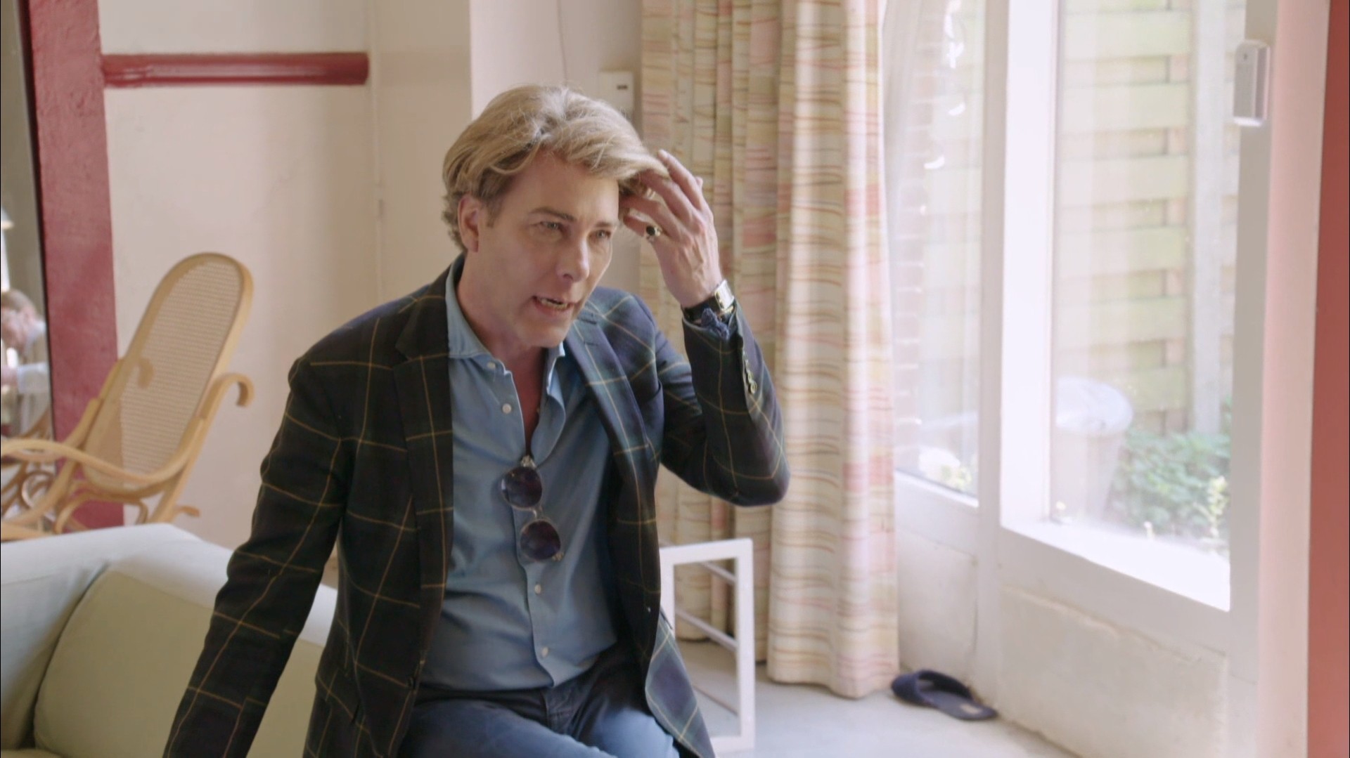 Rogier Smit reageert vorstelijk op pruikloze foto's - TVgids.nl