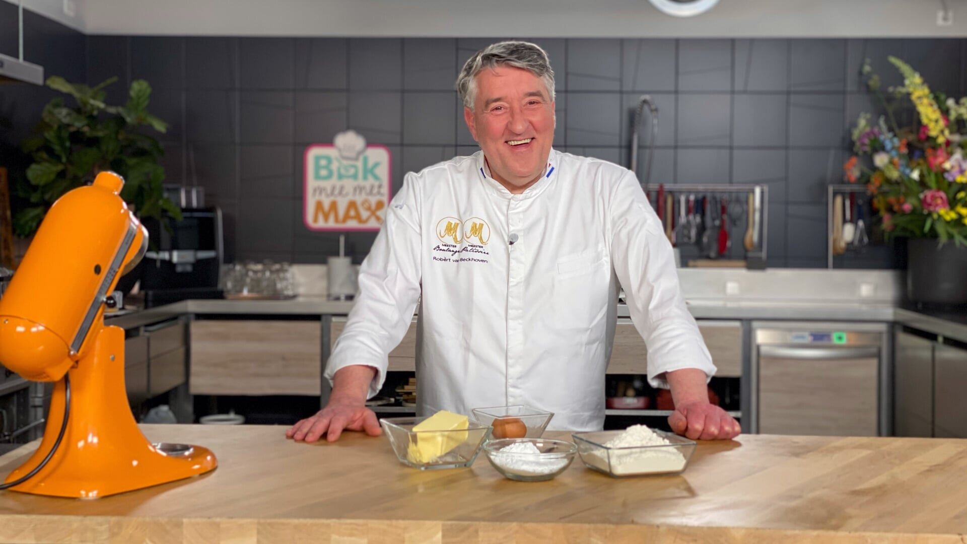 Robèrt van Beckhoven leert iedereen oliebollen bakken in Bak Mee met MAX - TVgids.nl