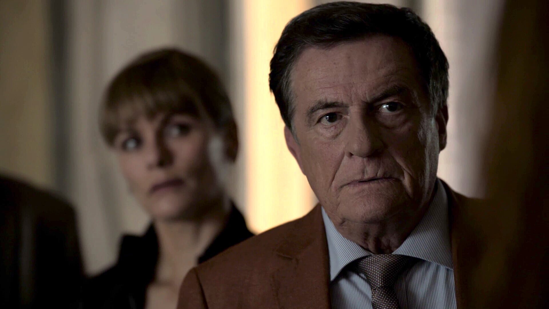 Eva en Wolfs krijgen te maken met een dodelijke roddel in Flikken ...