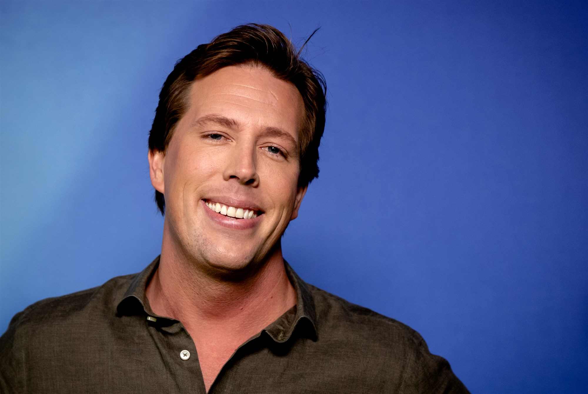 Freek Vonk tot bloedens toe gebeten door slang - TVgids.nl