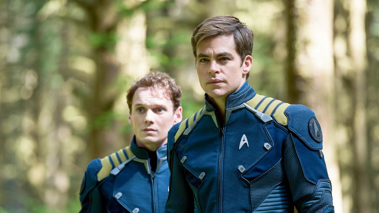 Captain Kirk loopt in de val in Star Trek Beyond - TVgids.nl