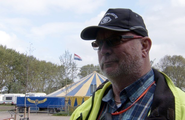Frans Bromet gaat op patrouille met een burgerwacht - TVgids.nl