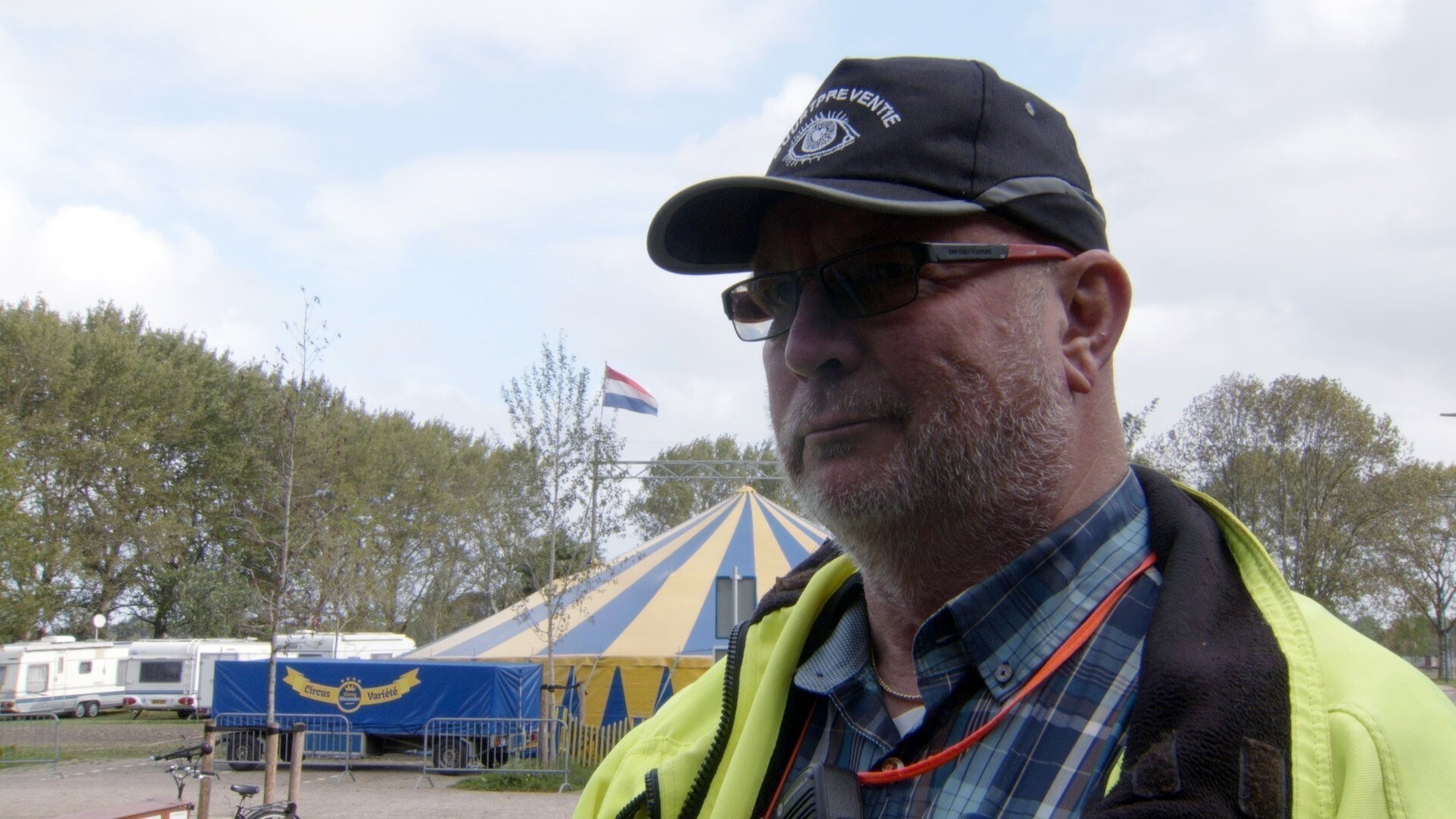 Frans Bromet gaat op patrouille met een burgerwacht - TVgids.nl