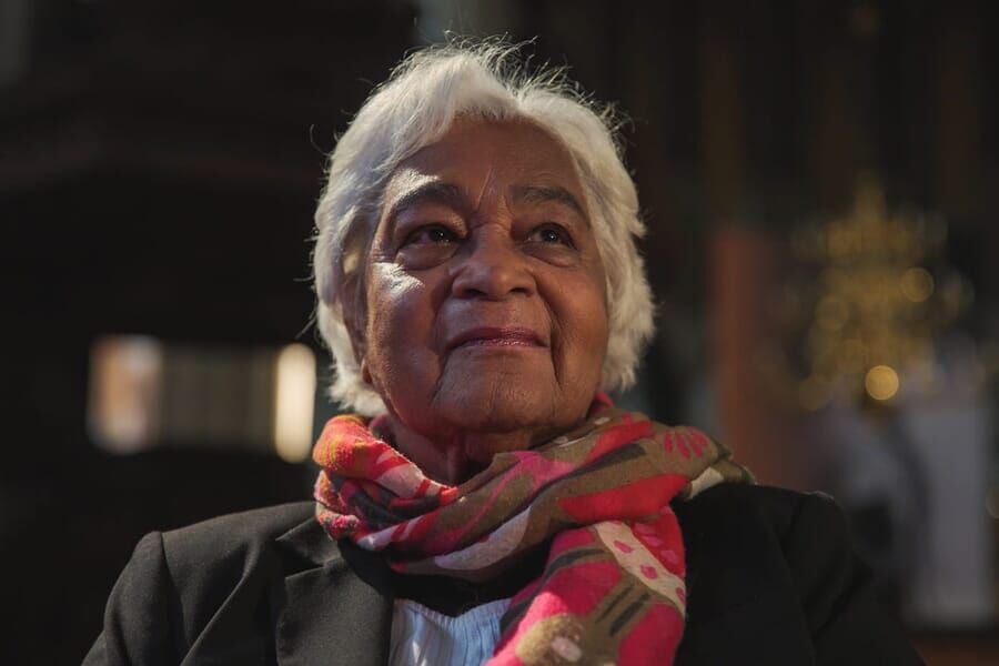 Mildred Roethof volgt de Surinaamse auteur Cynthia McLeod in deze ...