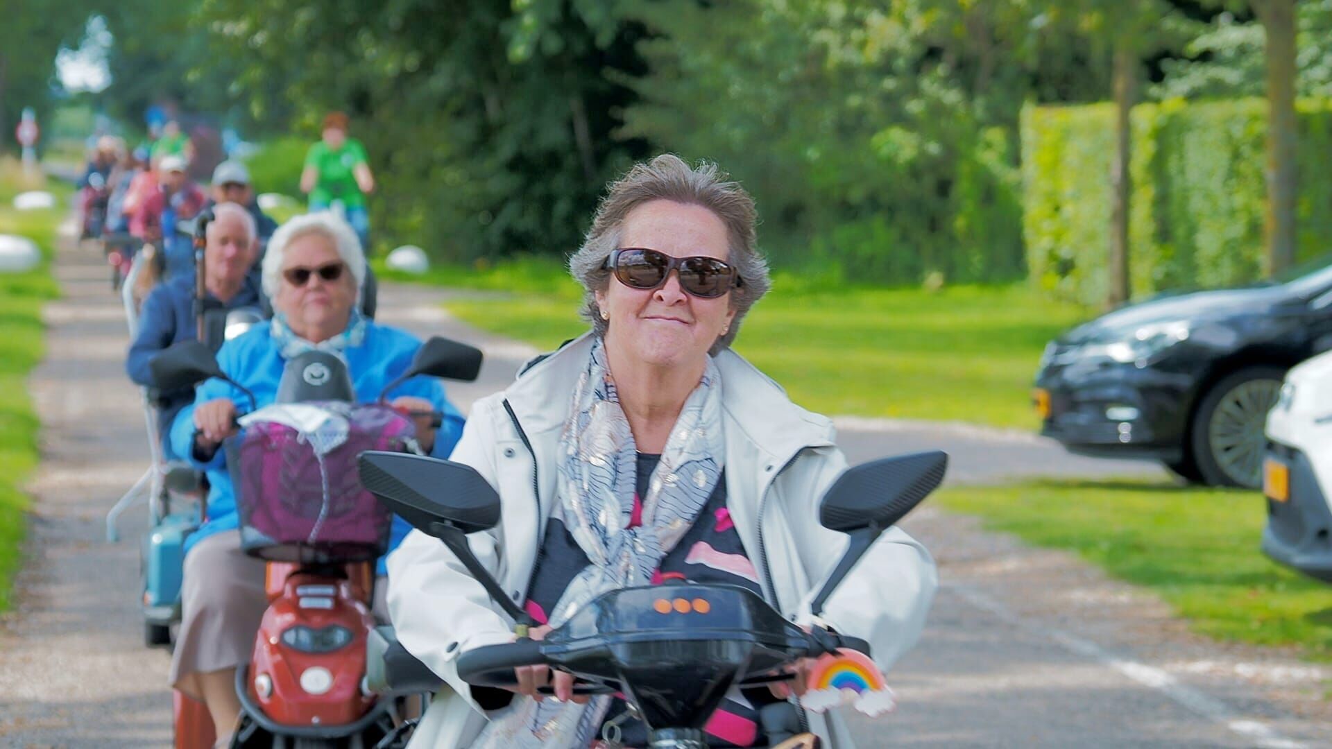 Frans Bromet interviewt mensen over hun scootmobiel - TVgids.nl