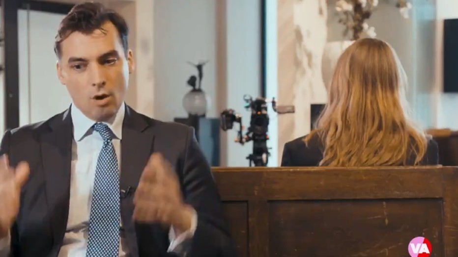 Thierry Baudet stopt interview met Emma Wortelboer - TVgids.nl
