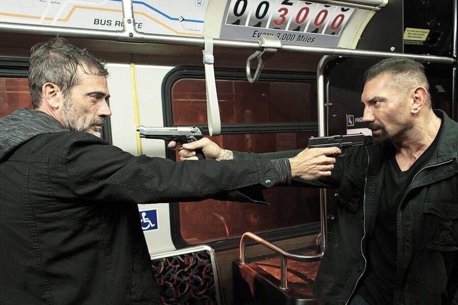 Jeffrey Dean Morgan is echt ten einde raad in actiefilm Bus 657 - TVgids.nl