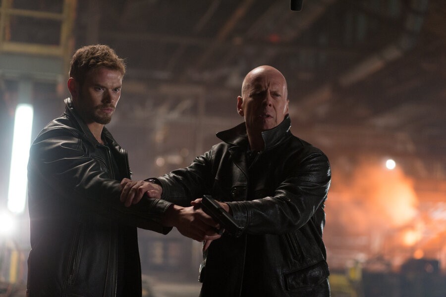 Kan Kellan Lutz Bruce Willis redden in Extraction? - TVgids.nl