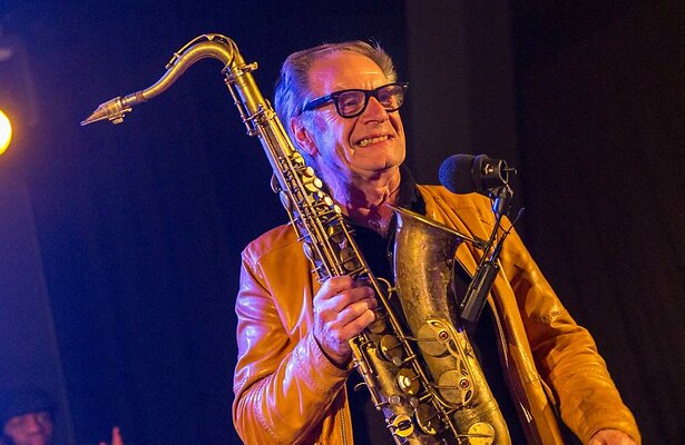 Hans Dulfer blikt in De Geknipte Gast terug op zijn veelzijdige carrièrre - TVgids.nl