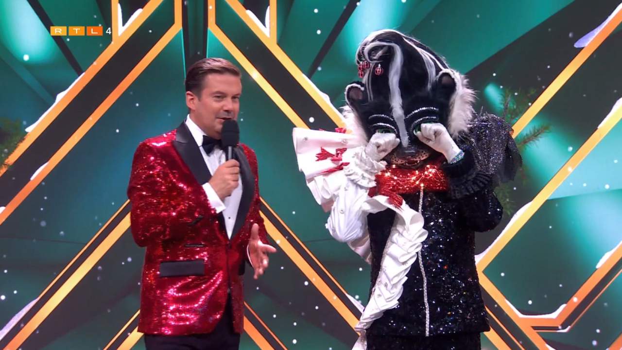 Wie gaat er schuil achter het pak van het Stinkdier in The Masked ...