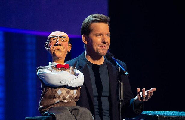 Lach je rot met Jeff Dunham's Pandemic Holiday Special op Comedy ...