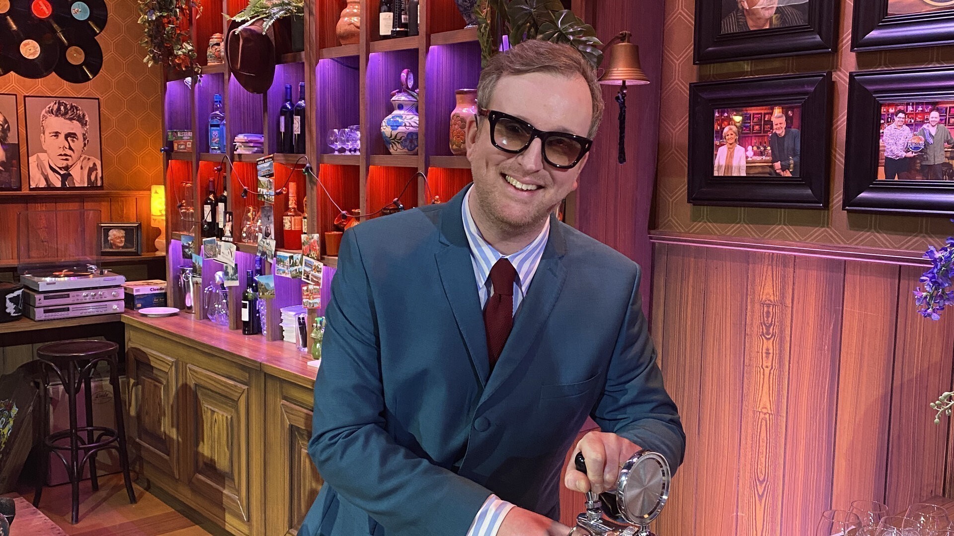 Dave von Raven brengt een bezoek aan de gezelligste kroeg van Hilversum ...