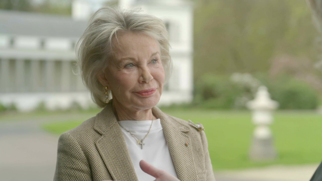 Paleis Soestdijk-eigenaar Maya Meijer-Bergmans maakt haar opwachting in ...