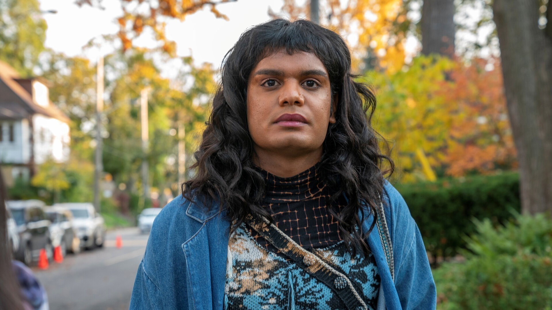 Bessy ontwaakt uit haar coma in slotaflevering Sort Of - TVgids.nl