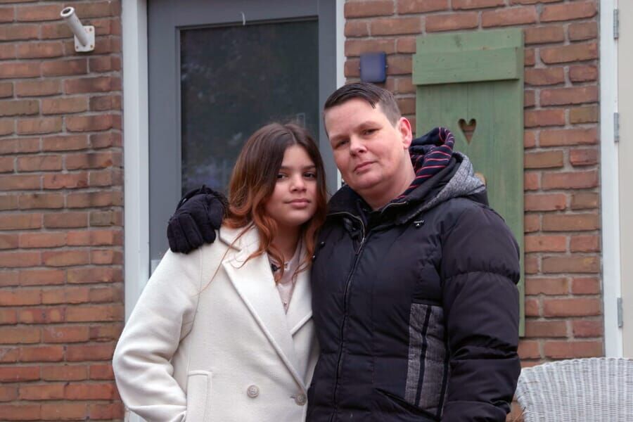 Saskia kan eindelijk een dagje shoppen met haar dochter in Steenrijk ...