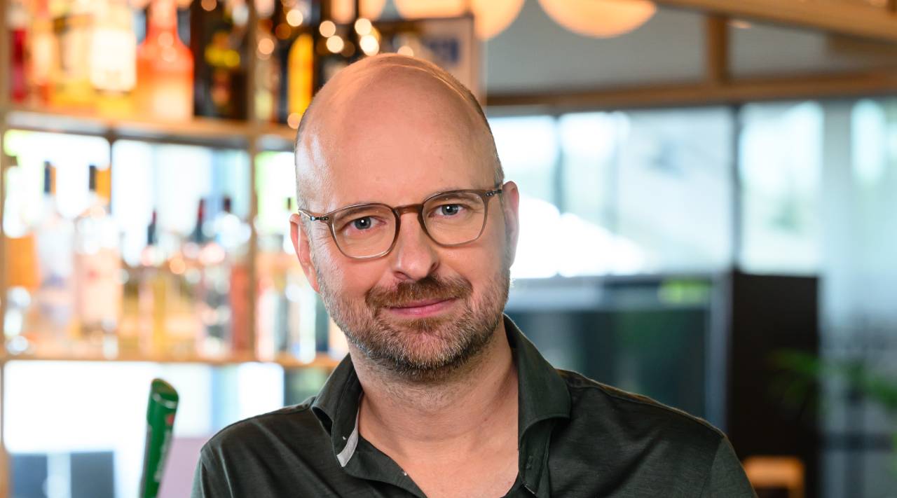 Tim de Wit komt in actie als presentator van Bar Laat - TVgids.nl