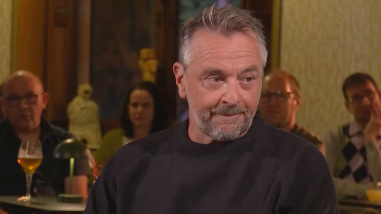 Tom Waes aangeslagen tijdens eerste tv-optreden na auto-ongeluk - TVgids.nl