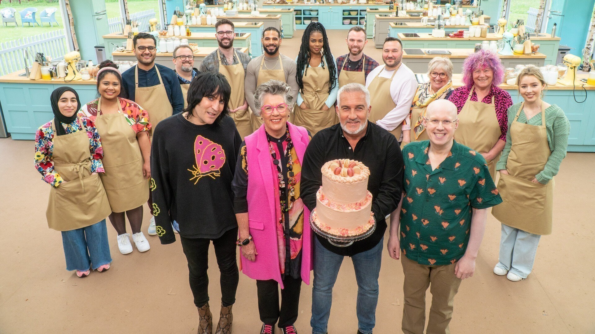 Jurylid Prue Leith geeft de deelnemers van The Great British Bake Off ...