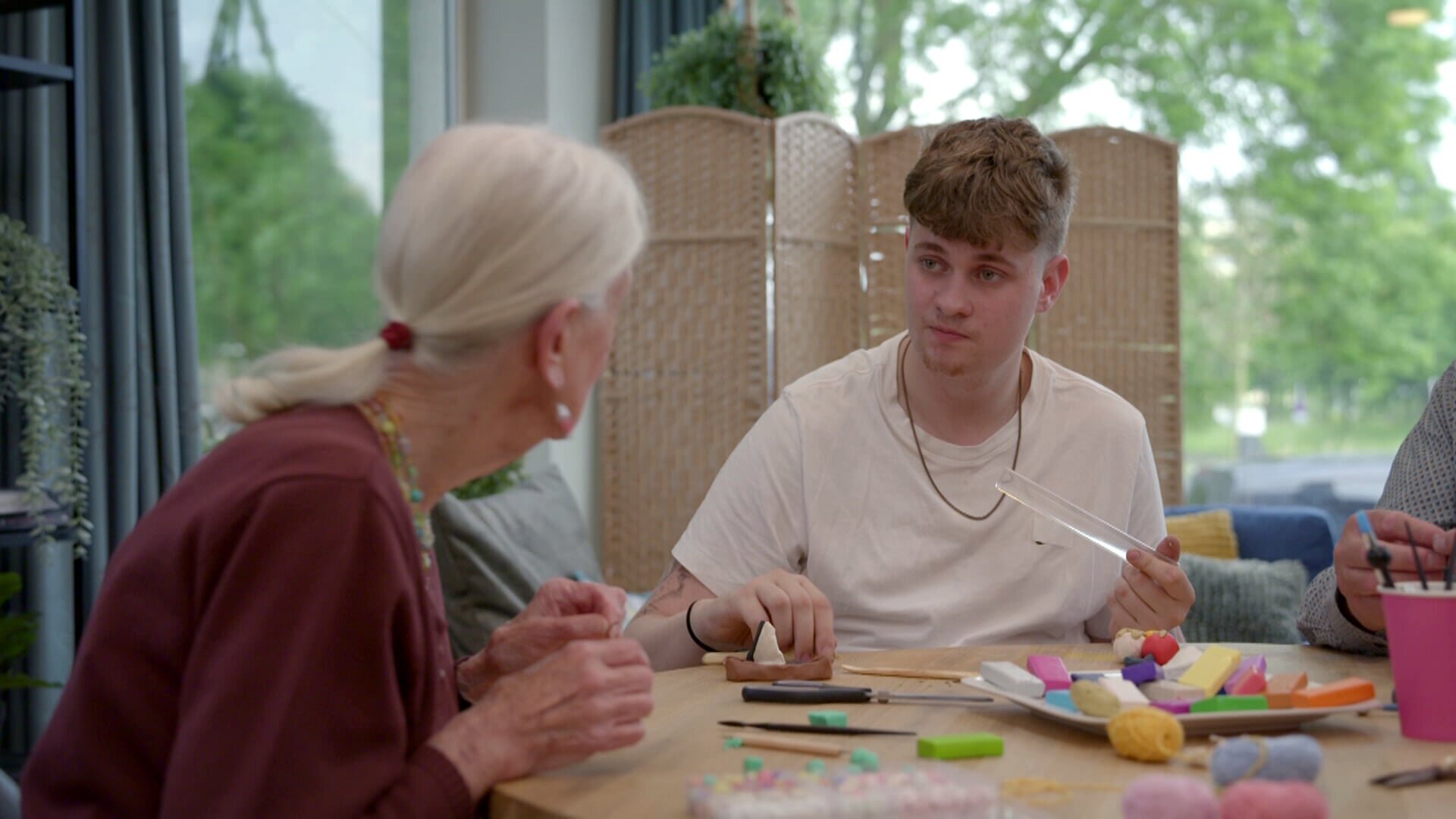 De jongeren en senioren maken de balans op in de slotaflevering van Tieners tegen Kwalen - TVgids.nl