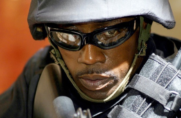 Wesley Snipes vermoordt de verkeerde in The Contractor - TVgids.nl