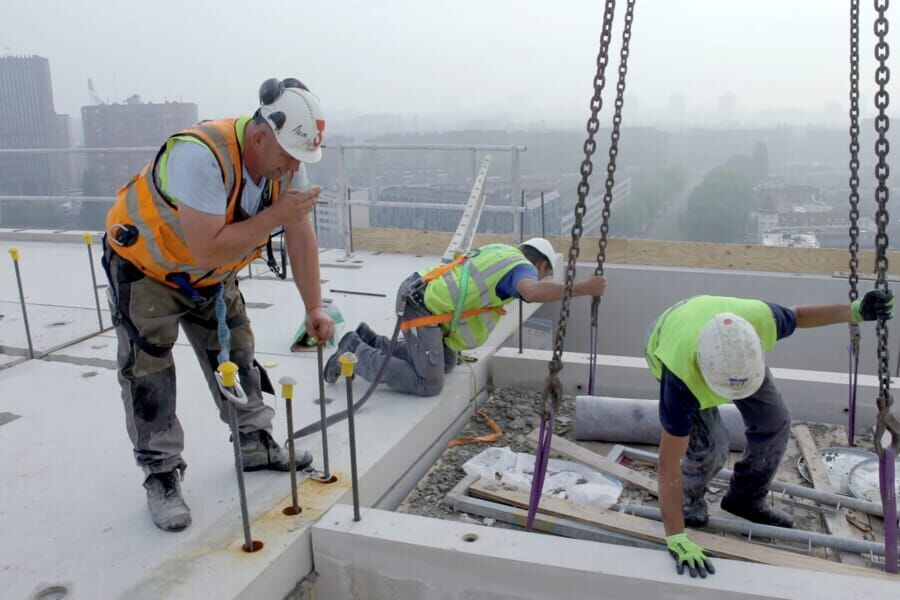 Geertjan Lassche is getuige van onveilige werksituaties in 2Doc: Jongens van de Bouw - TVgids.nl