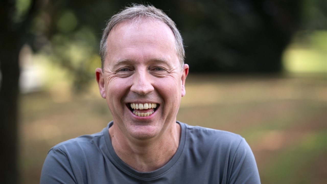 Edwin Evers presenteert de nieuwe SBS6-talentenshow UNPLUGGED - TVgids.nl