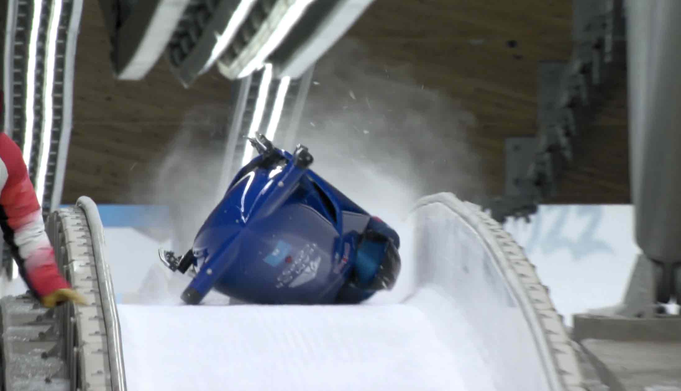 Kijk terug: Britse bobslee slaat om met 130 km per uur - TVgids.nl