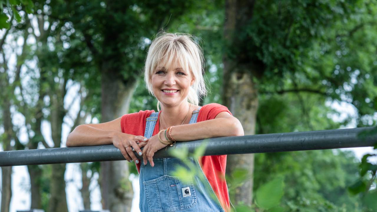 Bekijk snel: De eerste beelden van Boer Zoekt Vrouw Europa - TVgids.nl