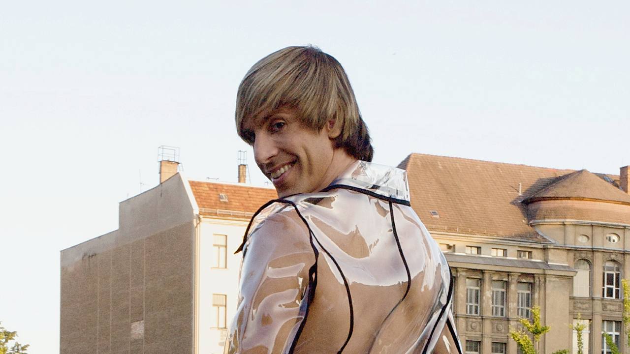 Sacha Baron Cohen maakt er weer eens een puinhoop van in Brüno - TVgids.nl