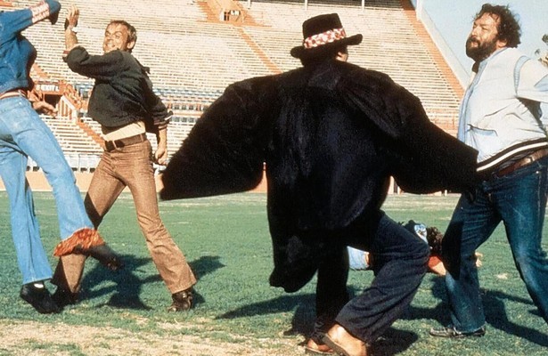 Bud Spencer en Terence Hill worden door een misverstand politieagenten ...