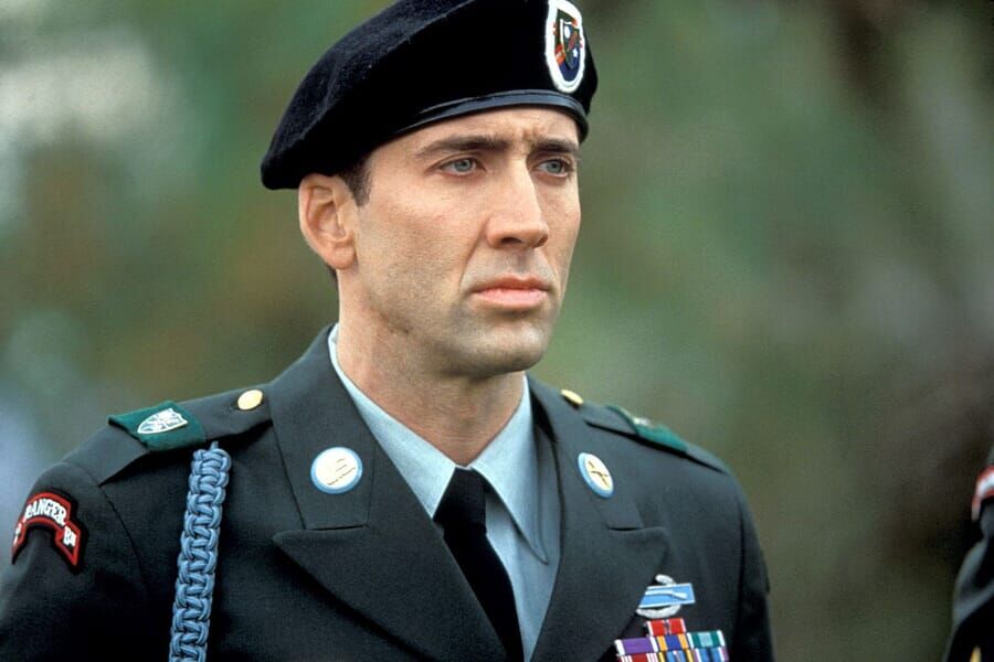 Nicolas Cage moet de boel weer eens zien te redden in Con Air - TVgids.nl