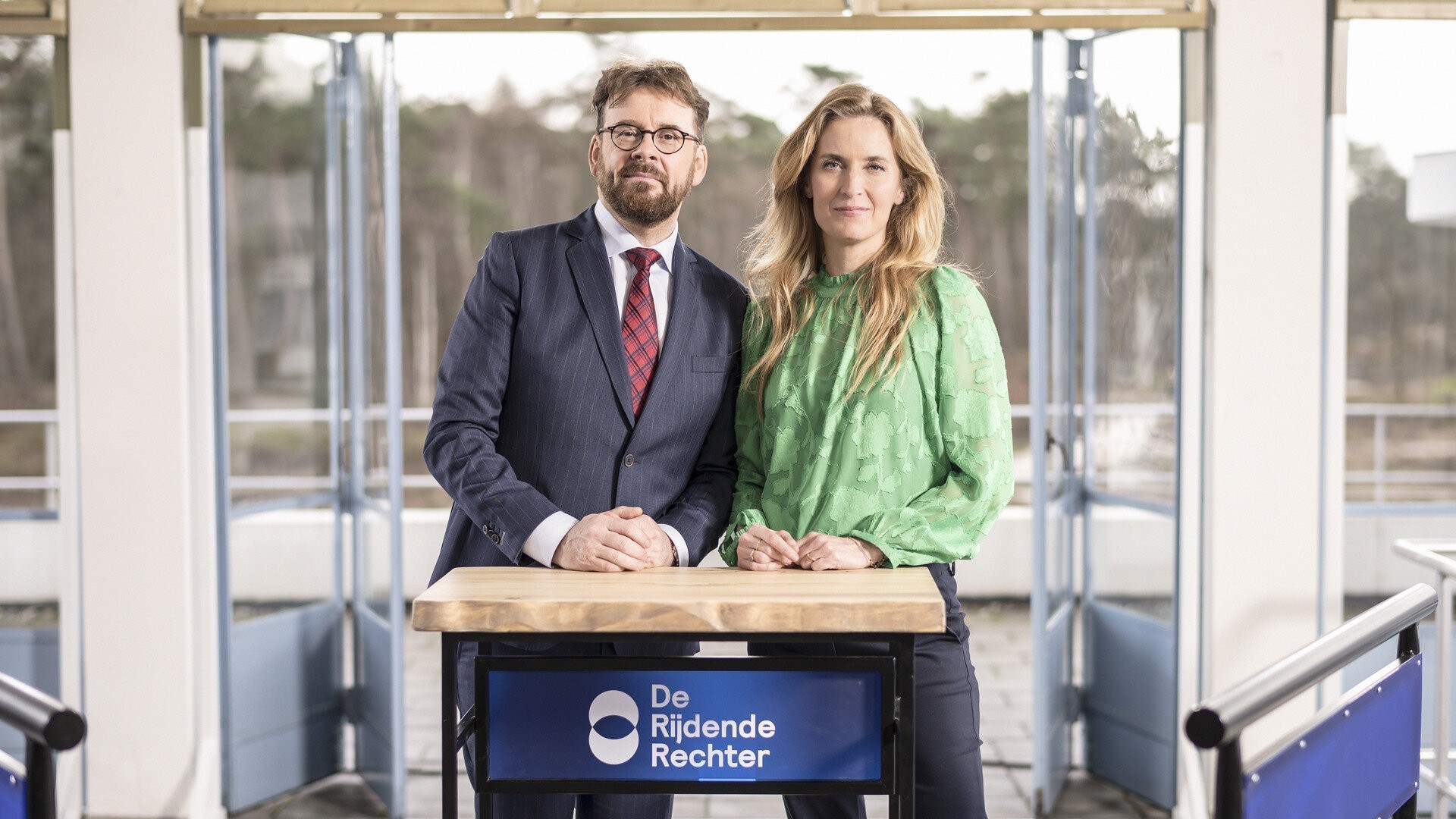 De rijdende rechter behandelt parkeerproblemen in de klikosteeg - TVgids.nl