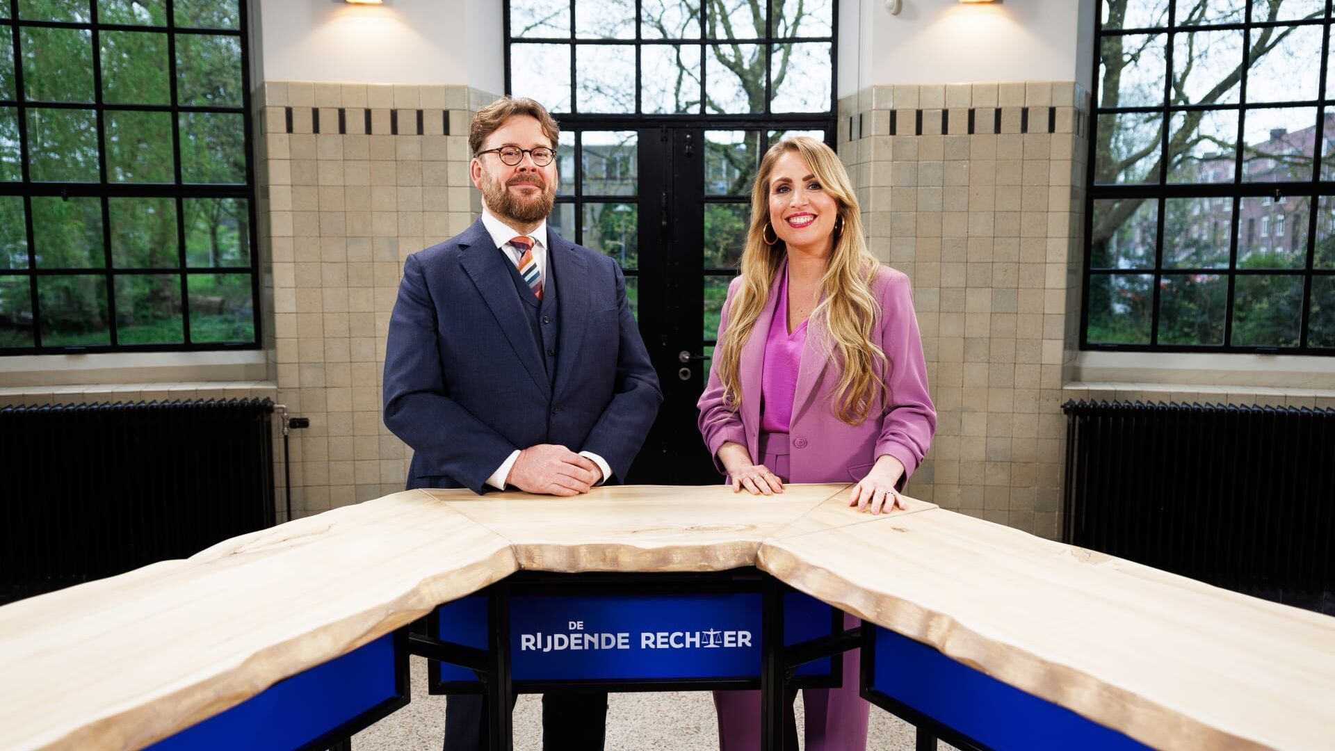 John Reid en Mascha de Rooij zijn terug met De Rijdende Rechter - TVgids.nl