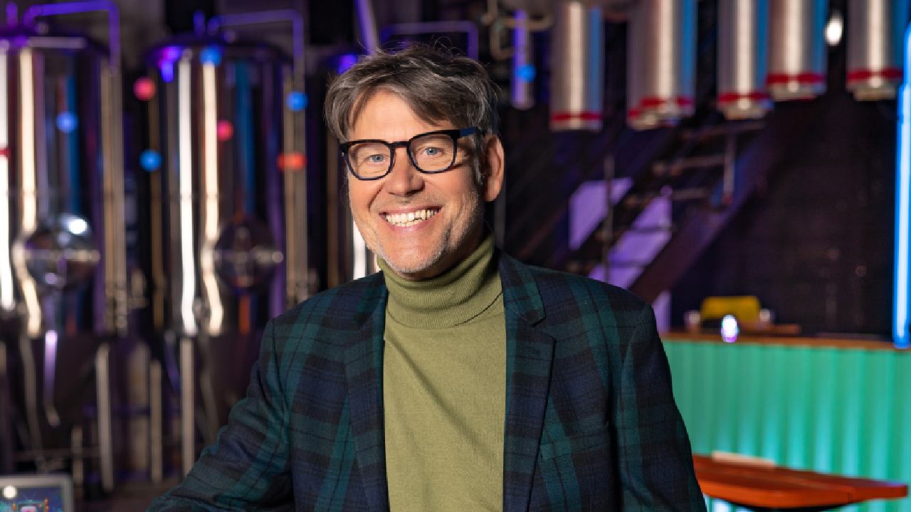 Erik van der Hoff is terug met een nieuw seizoen van De Grote Muziekquiz - TVgids.nl