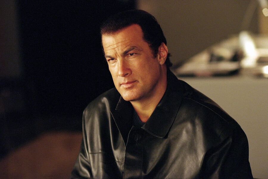 Steven Seagal laat zich door niets of niemand de mond snoeren in Exit ...