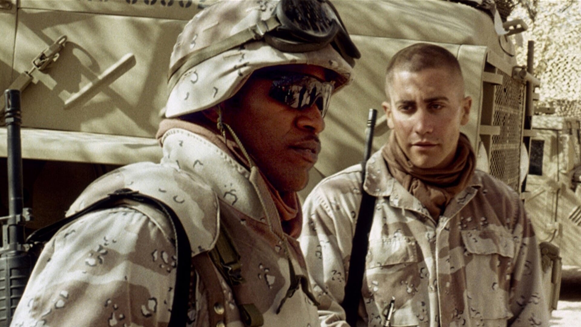 Jake Gyllenhaal krijgt het als marinier zwaar te verduren in Jarhead ...