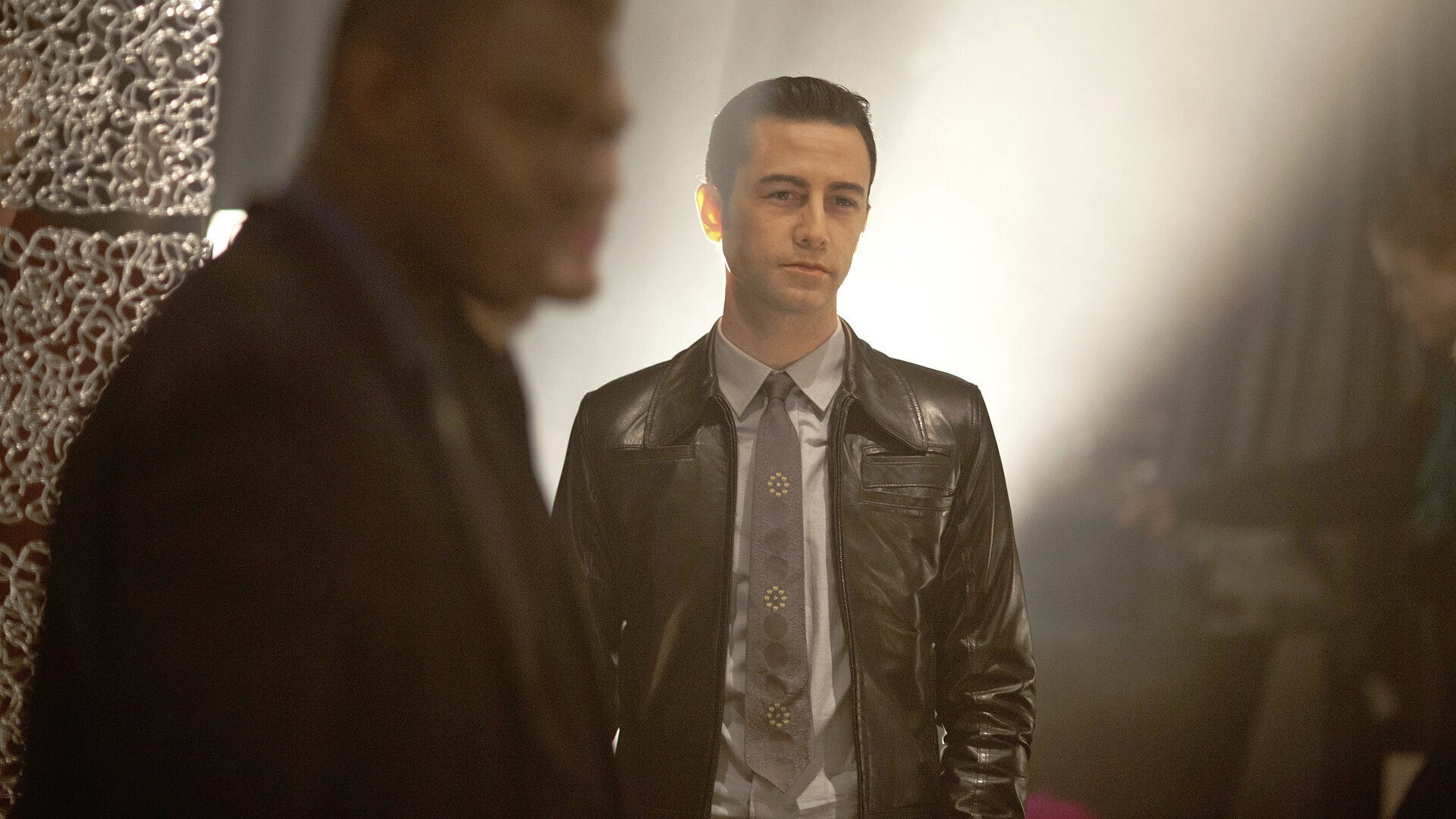 Joseph Gordon-Levitt moet Bruce Willis vermoorden in Looper - TVgids.nl
