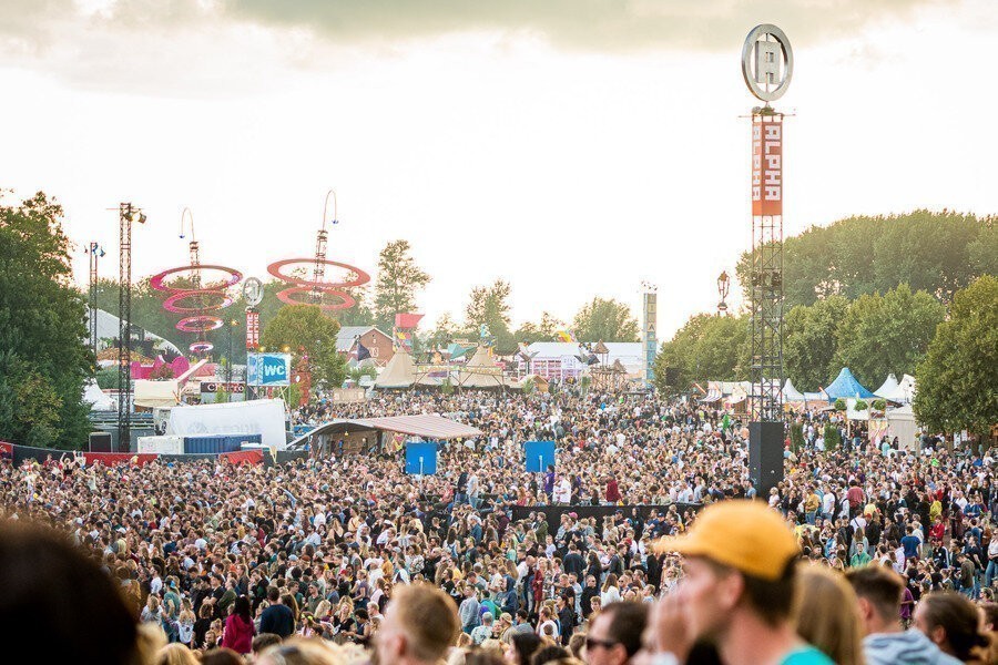 Eva Koreman en Roel Maalderink geven een impressie van de eerste twee avonden van Lowlands ...