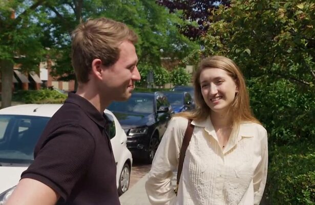 Murron probeert er ondanks haar gebrek aan kluservaring in De Moeite ...