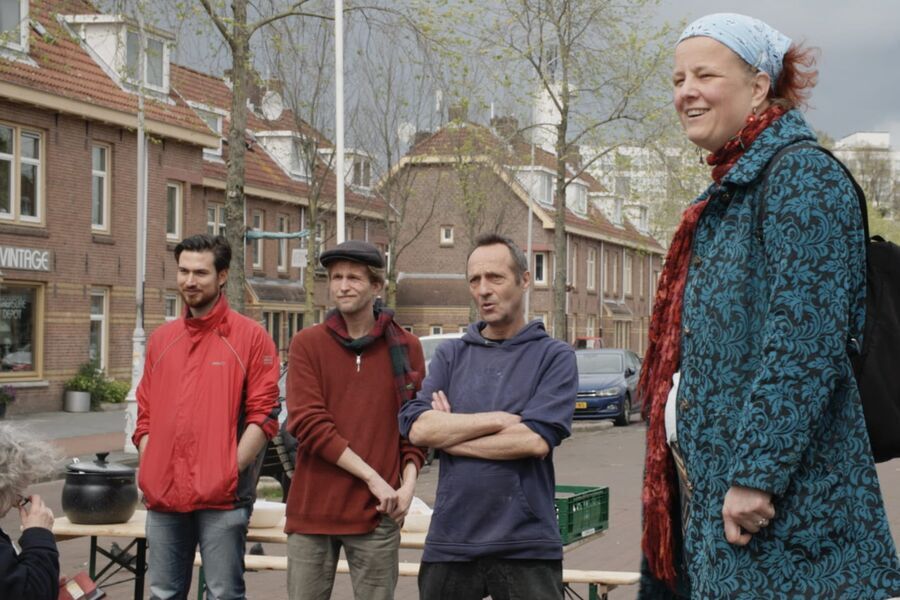 De bewoners van de Van der Pekbuurt in Amsterdam doen hun beklag in NPO ...
