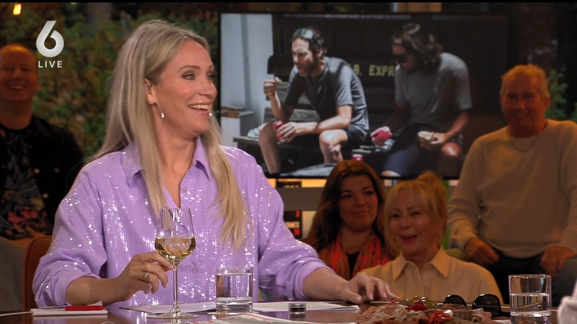 De TV van gisteren: Hélène Hendriks stoot Astrid Joosten van de troon ...