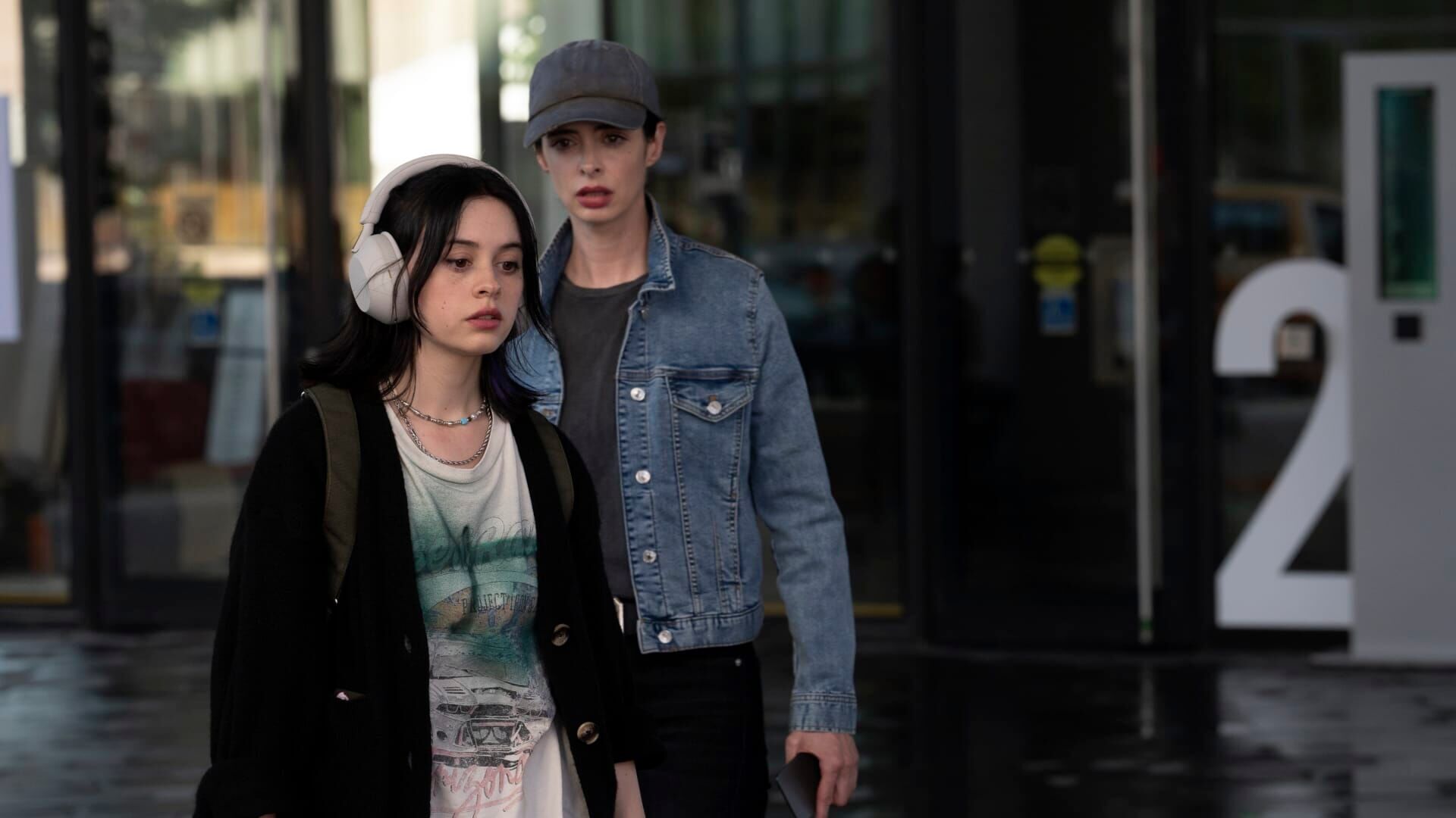 Lucy besluit in Orphan black: Echoes de hulp in te schakelen van een ...