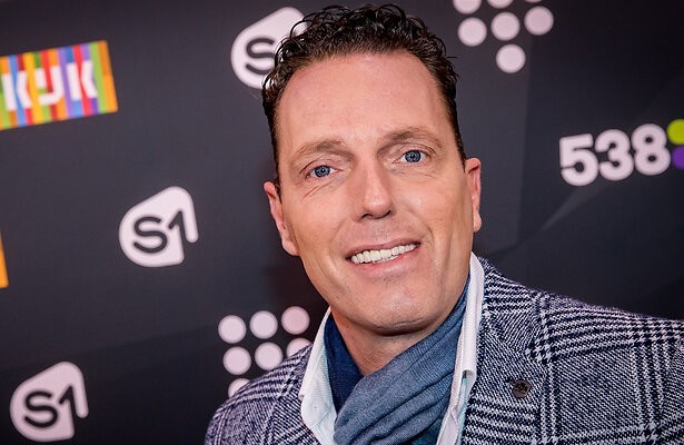 Kees van der Spek helpt Rob Geus van lovescammer af in Oplichters ...