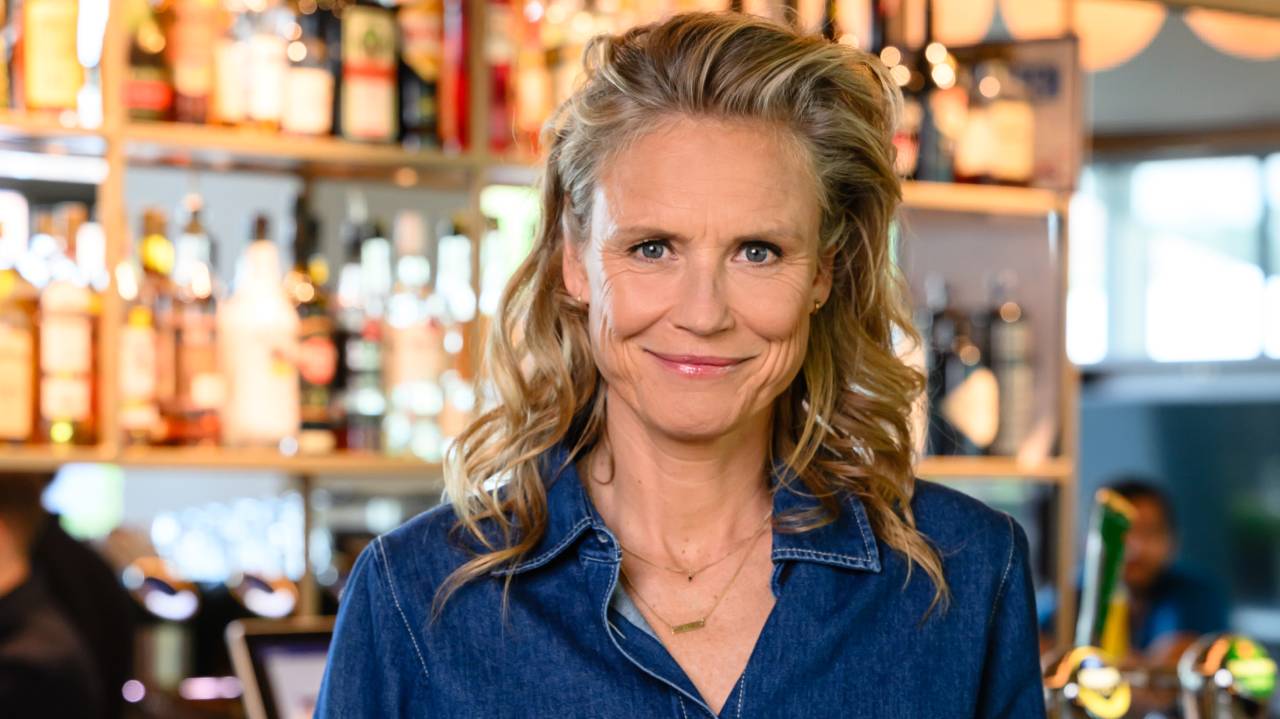 Video: Zo nam Sophie Hilbrand afscheid van Bar Laat - TVgids.nl