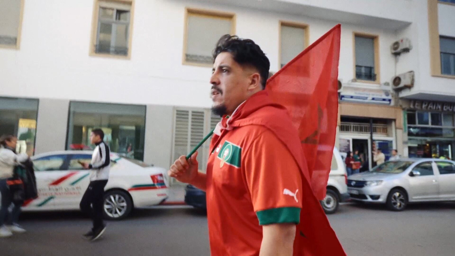 Rapper ICE gaat op pad met Marokkaanse voetbalhelden - TVgids.nl