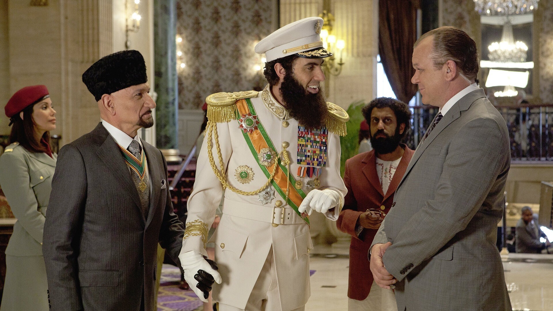 Sacha Baron Cohen wordt ontvoerd in The Dictator - TVgids.nl