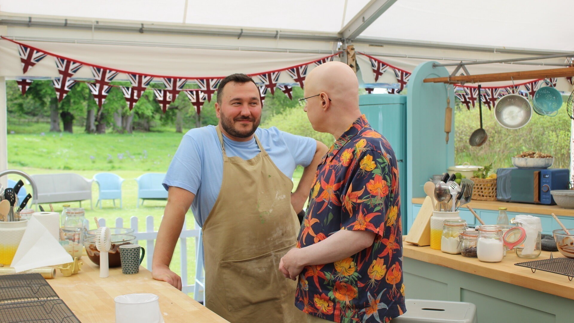 Kandidaten The Great British Bake Off wagen zich aan macarons - TVgids.nl