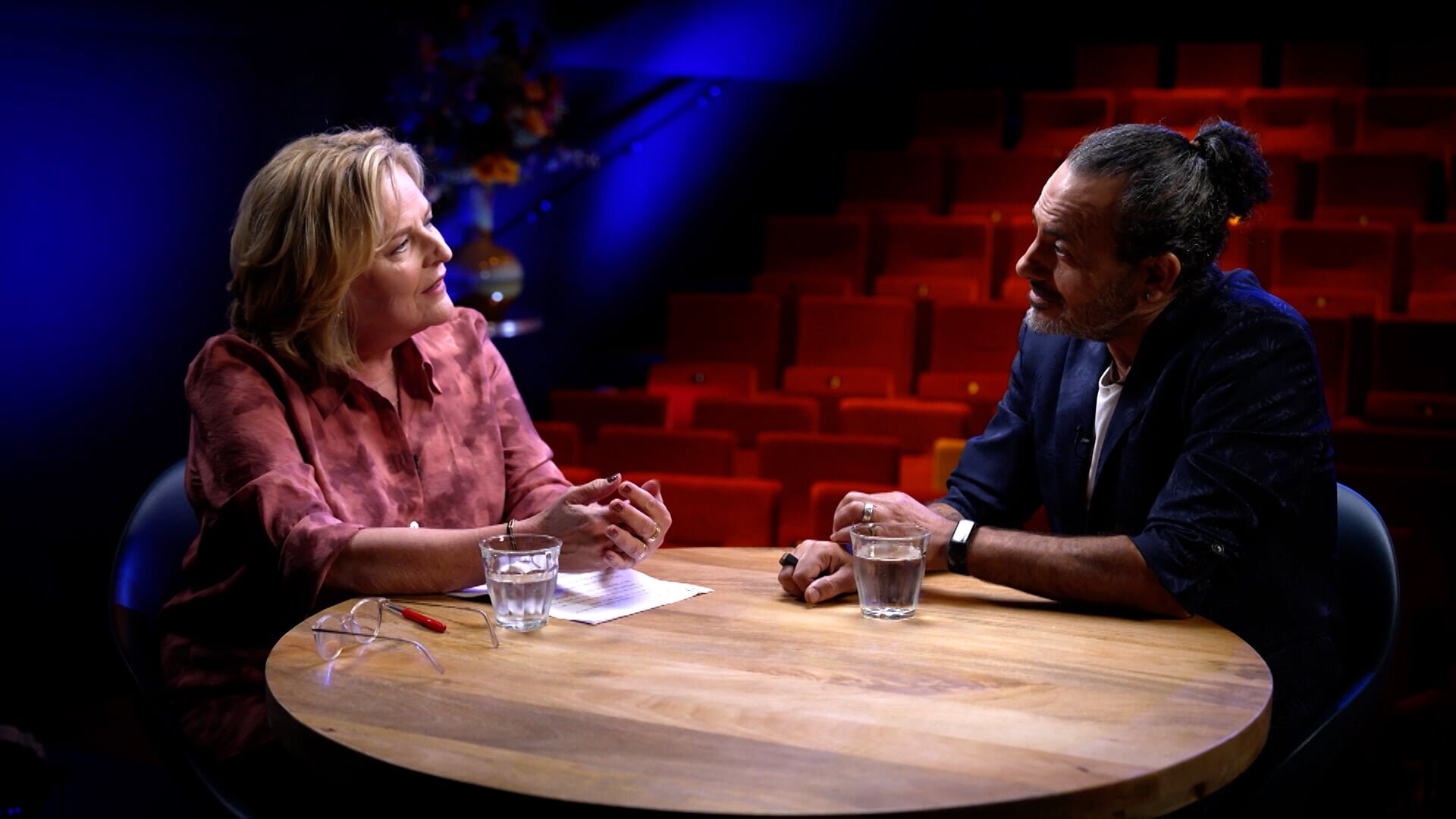 Elles de Bruin gaat in gesprek met interviewer Kefah Allush in TV ...