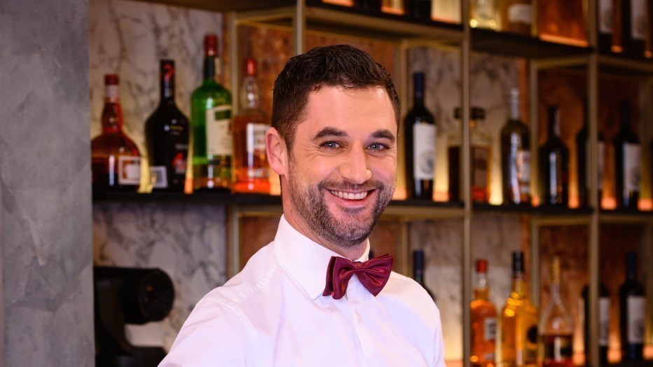 First Dates-barman Victor Abeln stelt zijn nieuwe vriendin voor - TVgids.nl